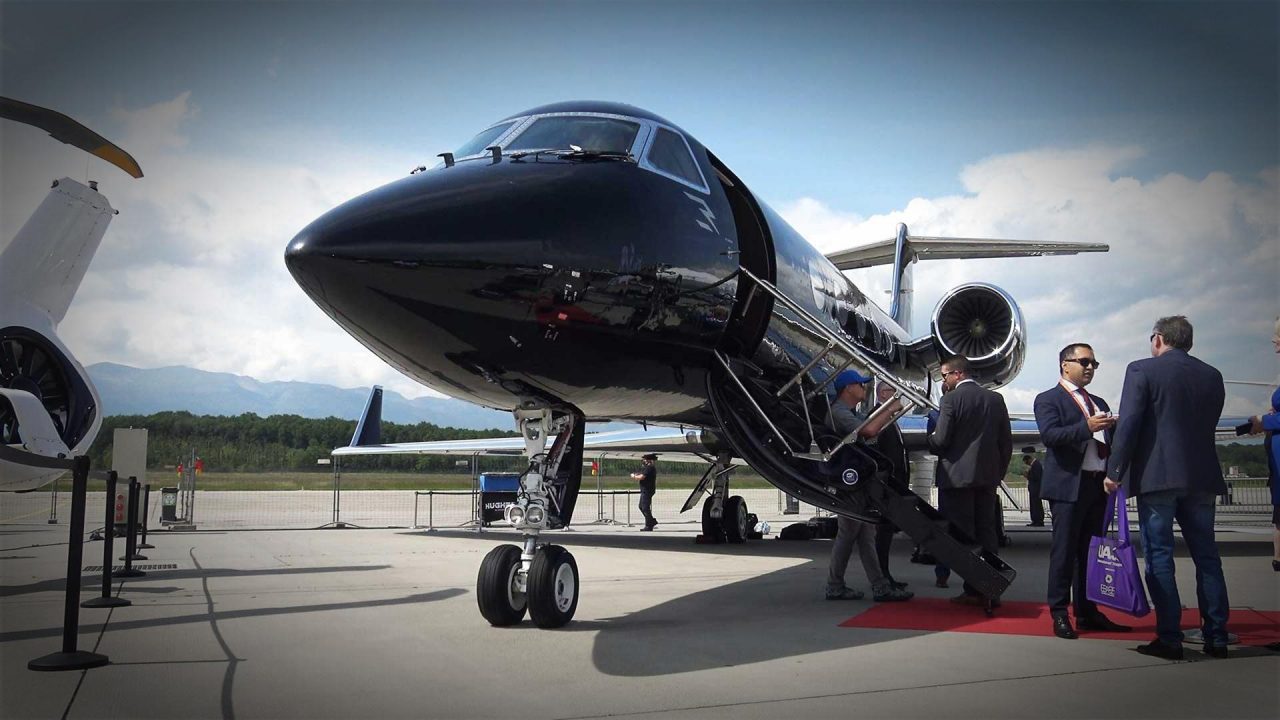 Bentley Flying Spur V8 Azure [Prova]: a EBACE 2023 con 550 CV di classe ...